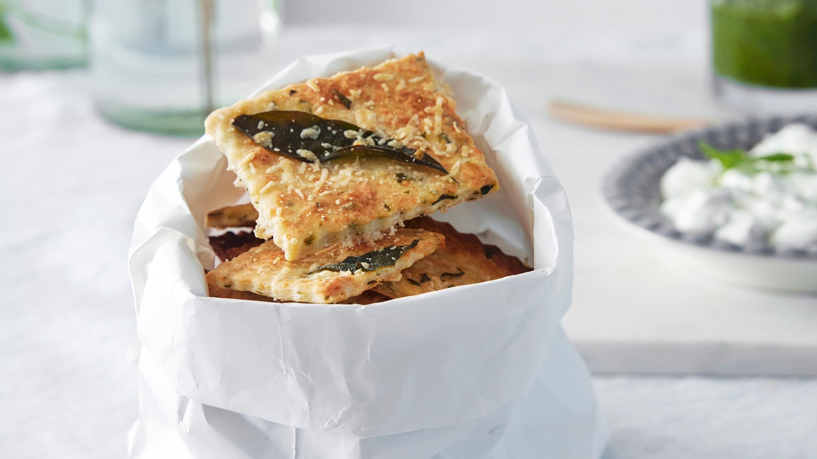 Yrtti-parmesaaninäkkärit – katso resepti | Maku