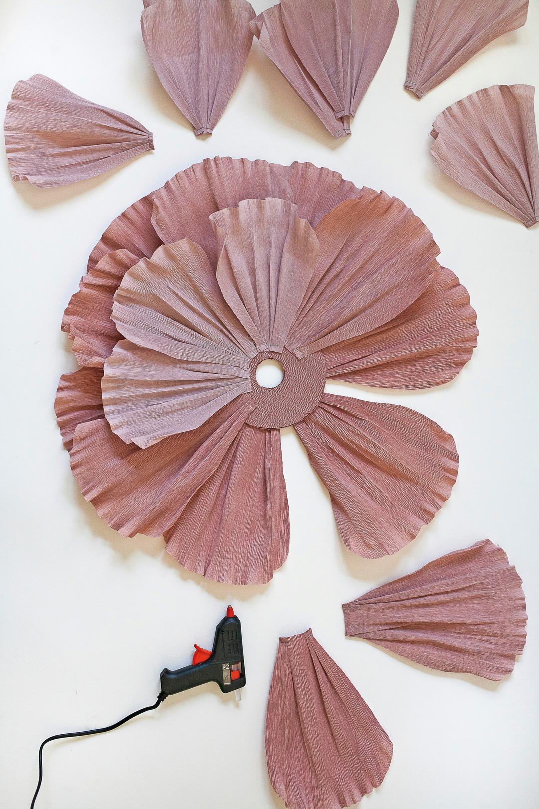 Jättikukkavalaisin kreppipaperista – katso ohje! | Kotivinkki