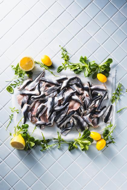 Katso, miten helposti sujuu silakkafileen nylkeminen nahattomaksi ...