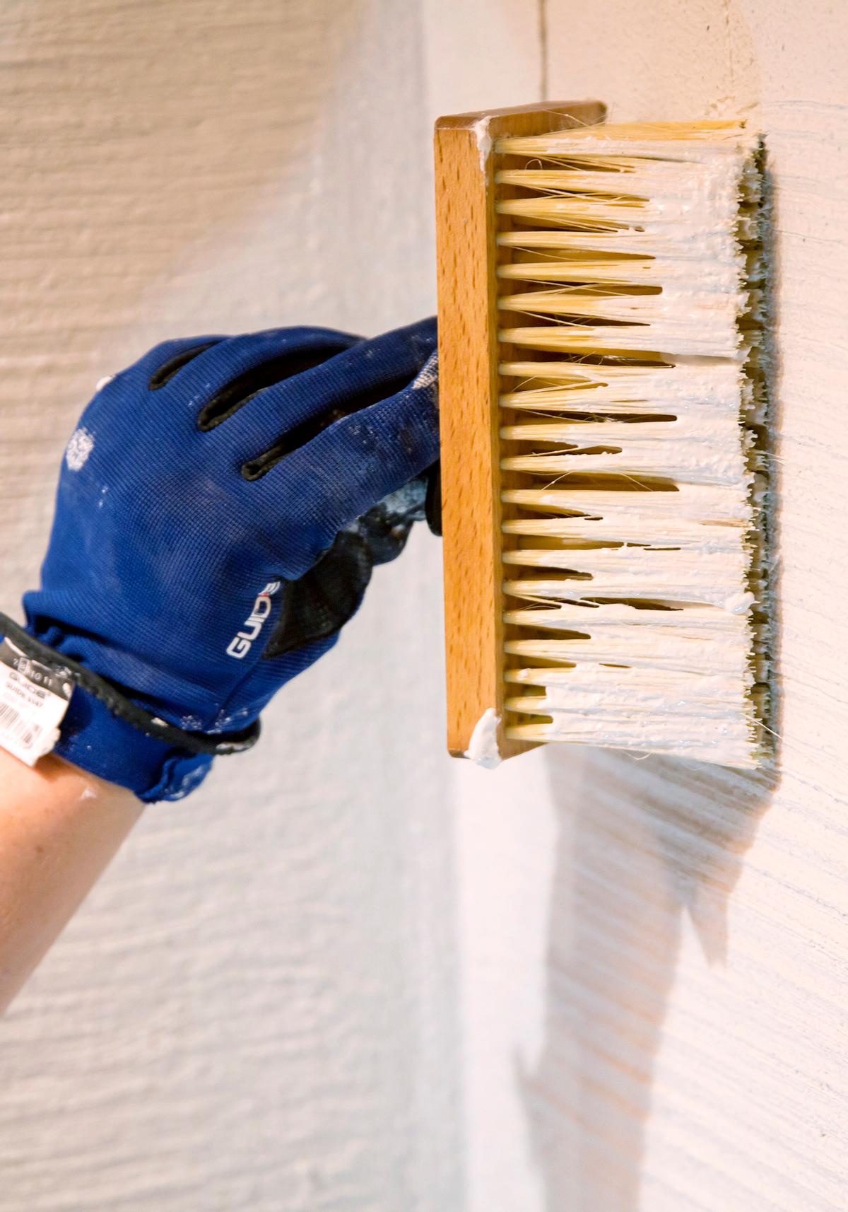 Saunan palomuurin pinnoitus antiikkilaastilla | Meidän Mökki