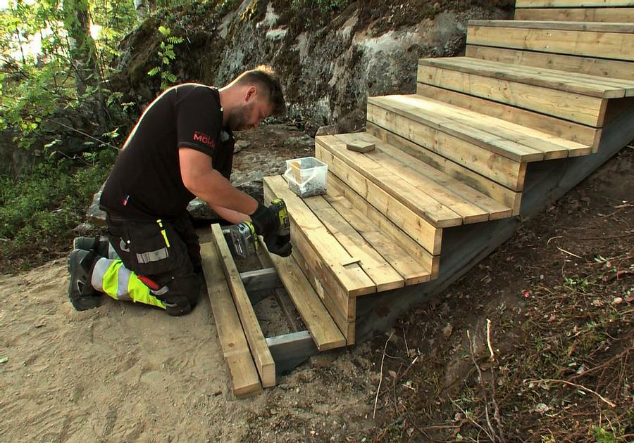 Rakenna puuportaat rinteeseen | Meidän Mökki