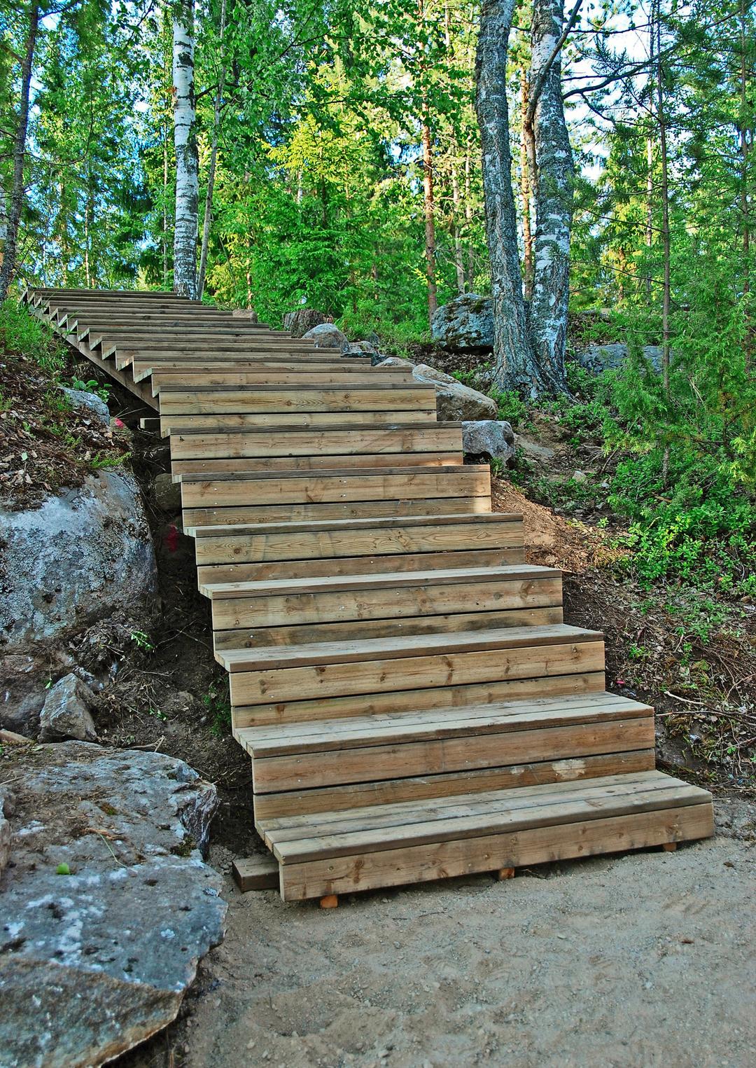 Tee tukevat puuportaat mökkirinteeseen | Meidän Mökki